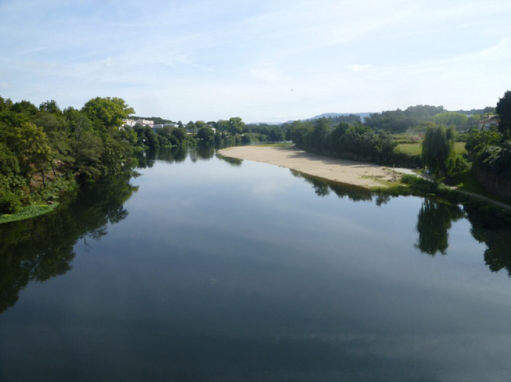 Jovem de 17 anos salvo de afogamento no Rio Cávado, junto ao Areal de ...